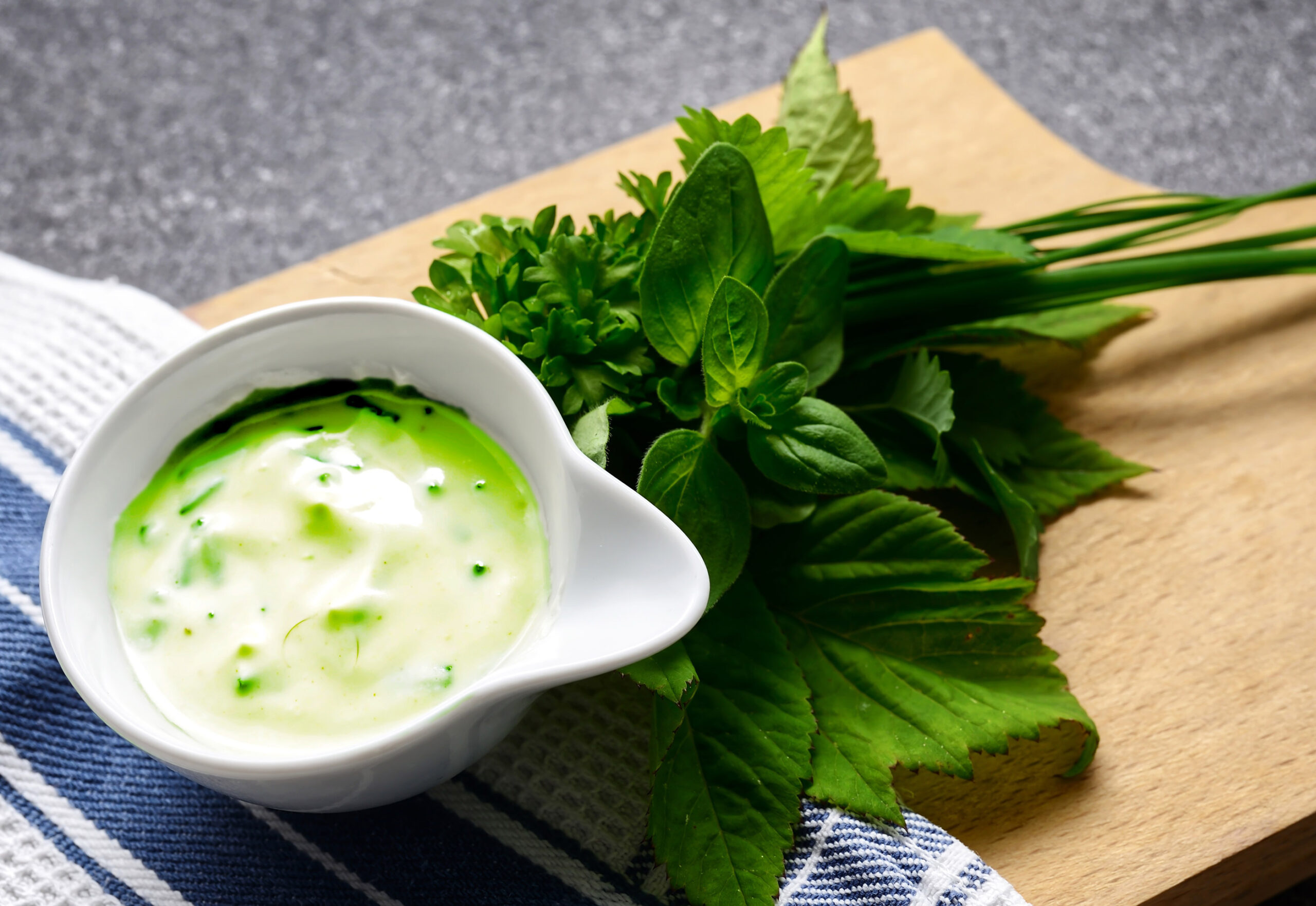 Sauce verte au yaourt - Recette et conseils - Saucer.fr